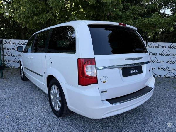 White Chrysler town-&-country 2013 in Vilnius, with an engine capacity of 3.60 L and mileage of 193 thousand km for 6300 €, photo 8 on AUTOMOTO.COM.LV