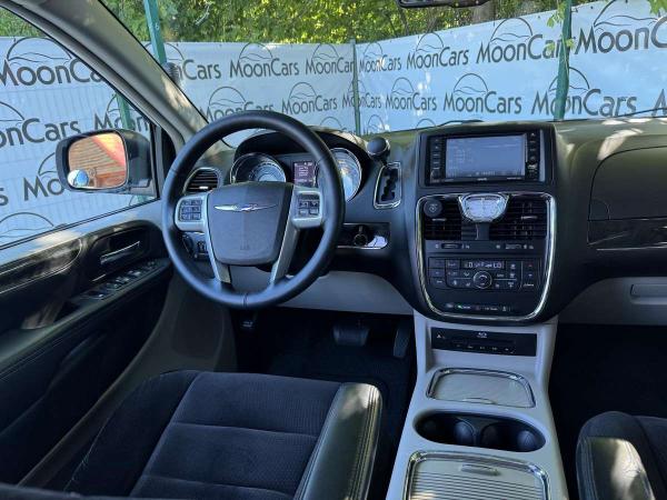 White Chrysler town-&-country 2013 in Vilnius, with an engine capacity of 3.60 L and mileage of 193 thousand km for 6300 €, photo 10 on AUTOMOTO.COM.LV