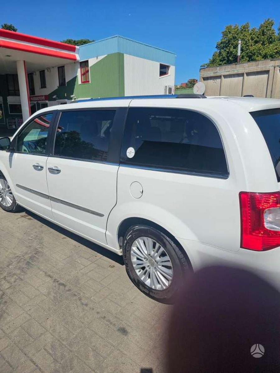 Balts Chrysler town-&-country 2013 Klaipėda, ar dzinēja tilpumu 3.60 L un nobraukumu 168 tūkst. km par 12000 €, foto 5 vietnē AUTOMOTO.COM.LV