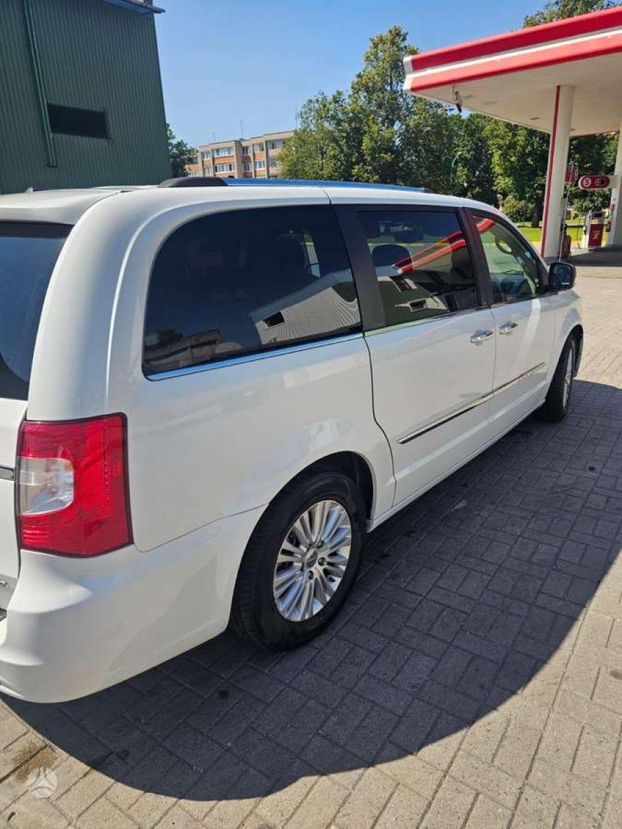 Balts Chrysler town-&-country 2013 Klaipėda, ar dzinēja tilpumu 3.60 L un nobraukumu 168 tūkst. km par 12000 €, foto 6 vietnē AUTOMOTO.COM.LV