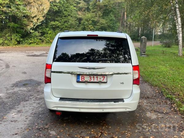 Balts Chrysler town-&-country 2013 Rīga, ar dzinēja tilpumu 3.60 L un nobraukumu 0 tūkst. km par 5199 €, foto 5 vietnē AUTOMOTO.COM.LV