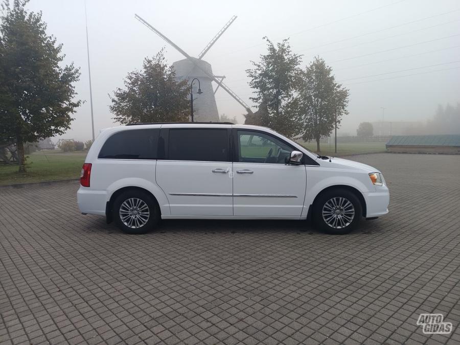 White Chrysler town-&-country 2014 in Siauliai, with an engine capacity of 3.60 L and mileage of 260 thousand km for 8950 €, photo 4 on AUTOMOTO.COM.LV