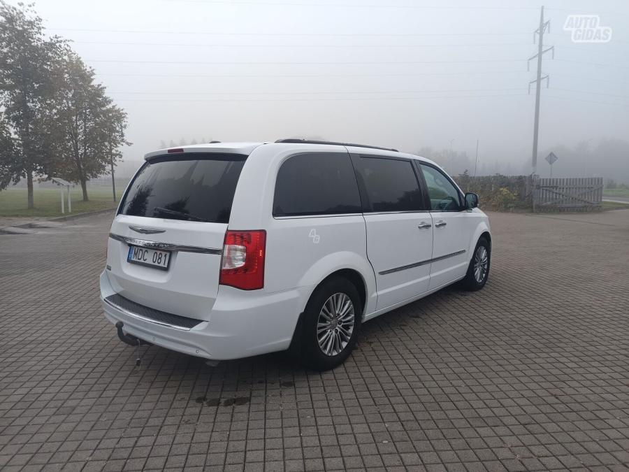 White Chrysler town-&-country 2014 in Siauliai, with an engine capacity of 3.60 L and mileage of 260 thousand km for 8950 €, photo 5 on AUTOMOTO.COM.LV