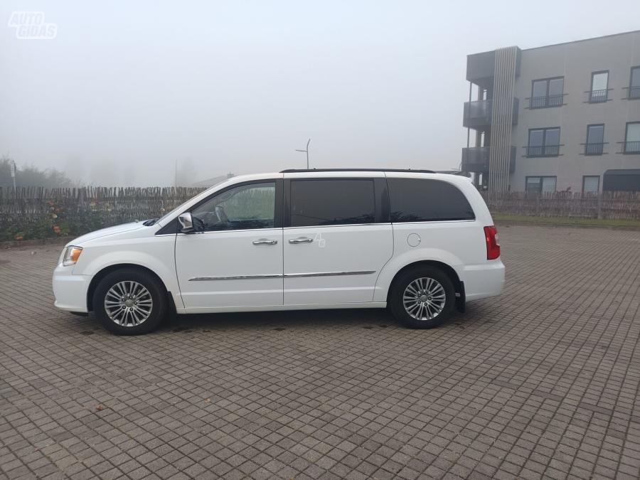 White Chrysler town-&-country 2014 in Siauliai, with an engine capacity of 3.60 L and mileage of 260 thousand km for 8950 €, photo 8 on AUTOMOTO.COM.LV
