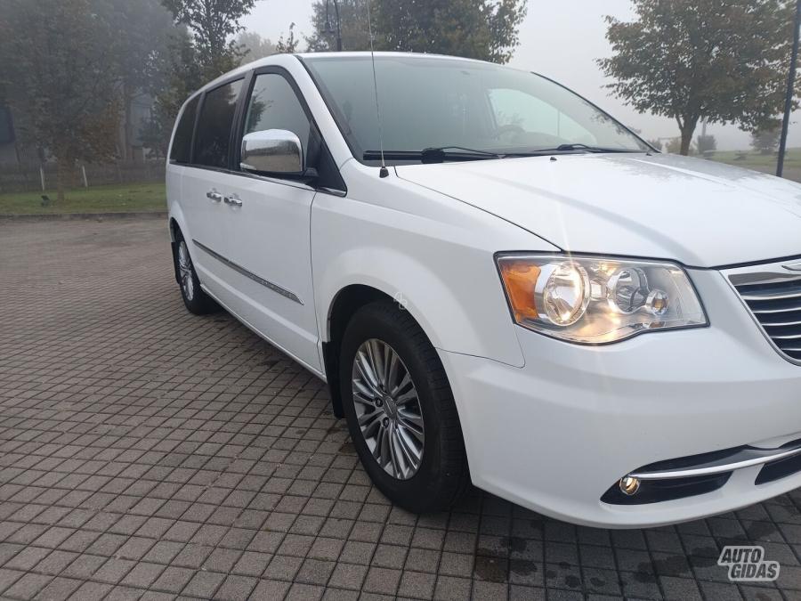 White Chrysler town-&-country 2014 in Siauliai, with an engine capacity of 3.60 L and mileage of 260 thousand km for 8950 €, photo 10 on AUTOMOTO.COM.LV