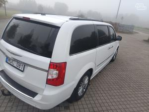 White Chrysler town-&-country 2014 in Siauliai, with an engine capacity of 3.60 L and mileage of 260 thousand km for 8950 €, photo 15 on AUTOMOTO.COM.LV