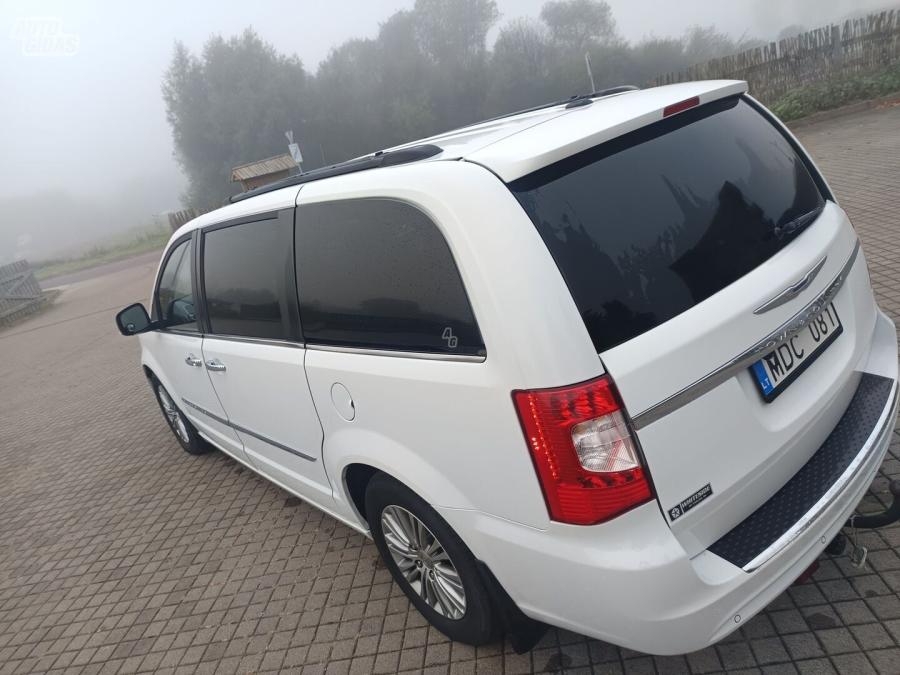 White Chrysler town-&-country 2014 in Siauliai, with an engine capacity of 3.60 L and mileage of 260 thousand km for 8950 €, photo 16 on AUTOMOTO.COM.LV