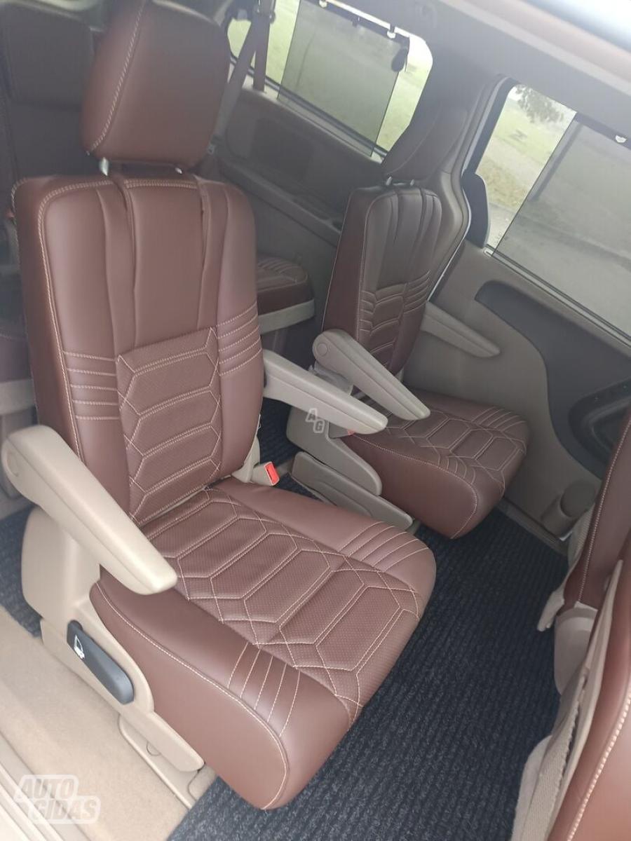 White Chrysler town-&-country 2014 in Siauliai, with an engine capacity of 3.60 L and mileage of 260 thousand km for 8950 €, photo 22 on AUTOMOTO.COM.LV