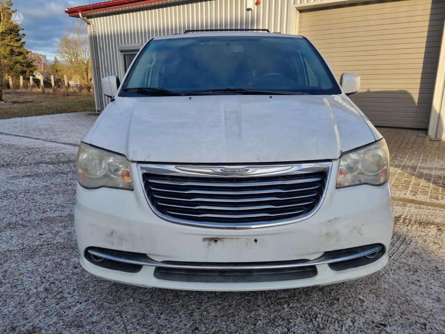 White Chrysler town-&-country 2014 in Siauliai, with an engine capacity of 3.60 L and mileage of 350 thousand km for 6200 €, photo 2 on AUTOMOTO.COM.LV