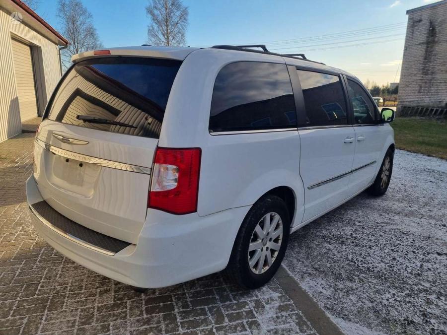 White Chrysler town-&-country 2014 in Siauliai, with an engine capacity of 3.60 L and mileage of 350 thousand km for 6200 €, photo 5 on AUTOMOTO.COM.LV
