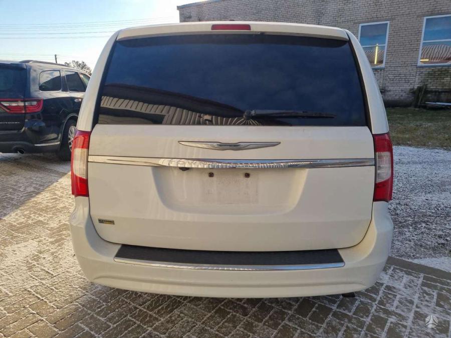 White Chrysler town-&-country 2014 in Siauliai, with an engine capacity of 3.60 L and mileage of 350 thousand km for 6200 €, photo 6 on AUTOMOTO.COM.LV