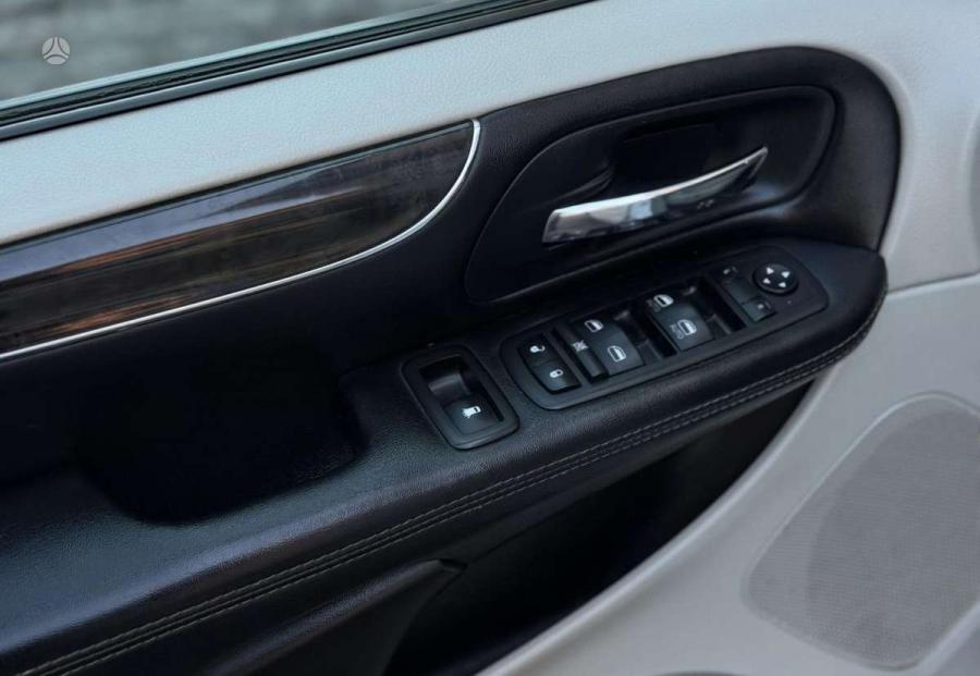 Balts Chrysler town-&-country 2014 Klaipėda, ar dzinēja tilpumu 3.60 L un nobraukumu 245 tūkst. km par 8800 €, foto 22 vietnē AUTOMOTO.COM.LV