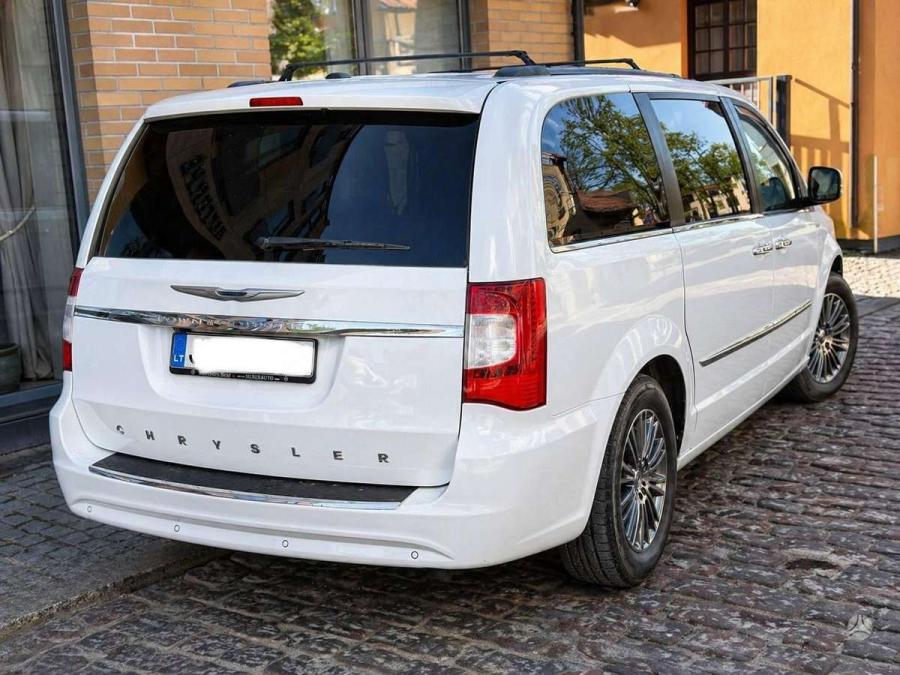 White Chrysler town-&-country 2014 in Klaipeda, with an engine capacity of 3.60 L and mileage of 255 thousand km for 8800 €, photo 7 on AUTOMOTO.COM.LV
