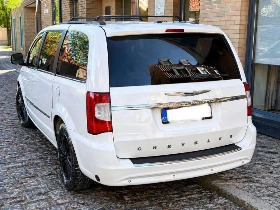 White Chrysler town-&-country 2014 in Klaipeda, with an engine capacity of 3.60 L and mileage of 255 thousand km for 8800 €, photo 8 on AUTOMOTO.COM.LV