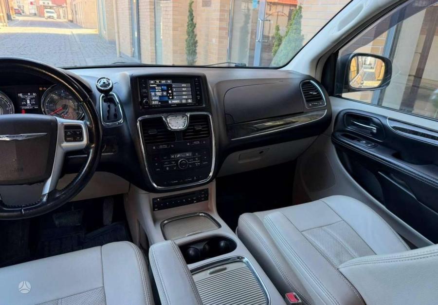 White Chrysler town-&-country 2014 in Klaipeda, with an engine capacity of 3.60 L and mileage of 255 thousand km for 8800 €, photo 14 on AUTOMOTO.COM.LV