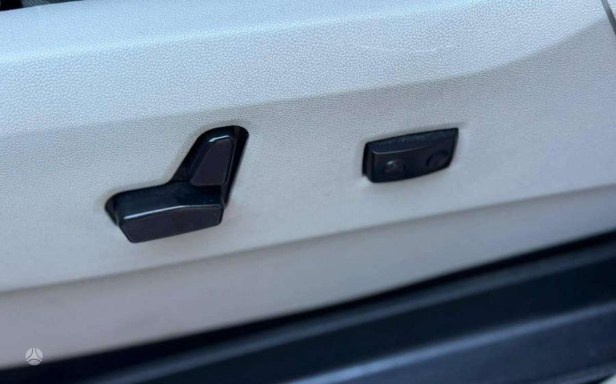 White Chrysler town-&-country 2014 in Klaipeda, with an engine capacity of 3.60 L and mileage of 255 thousand km for 8800 €, photo 24 on AUTOMOTO.COM.LV