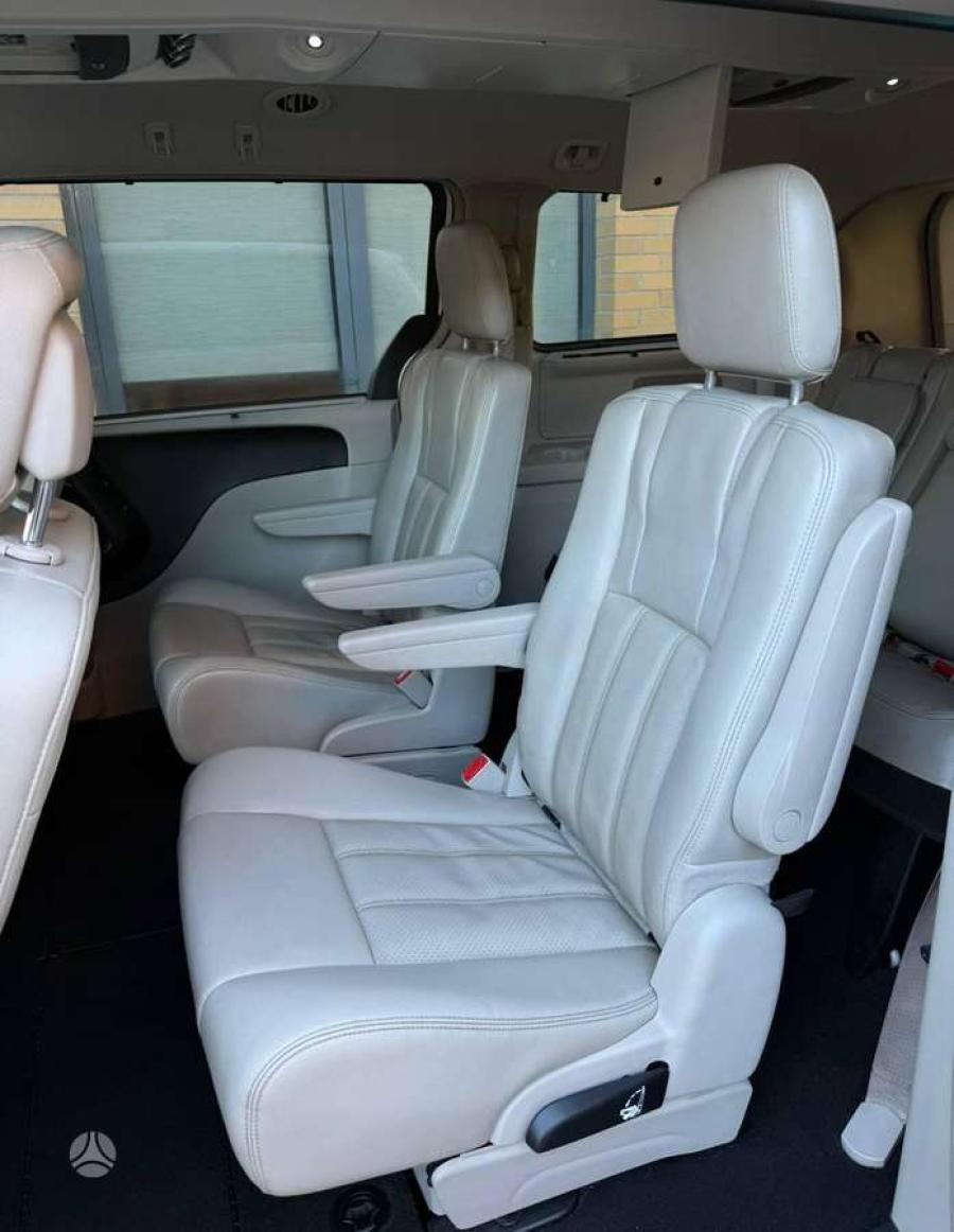 White Chrysler town-&-country 2014 in Klaipeda, with an engine capacity of 3.60 L and mileage of 255 thousand km for 8800 €, photo 27 on AUTOMOTO.COM.LV