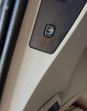 White Chrysler town-&-country 2014 in Klaipeda, with an engine capacity of 3.60 L and mileage of 255 thousand km for 8800 €, photo 30 on AUTOMOTO.COM.LV