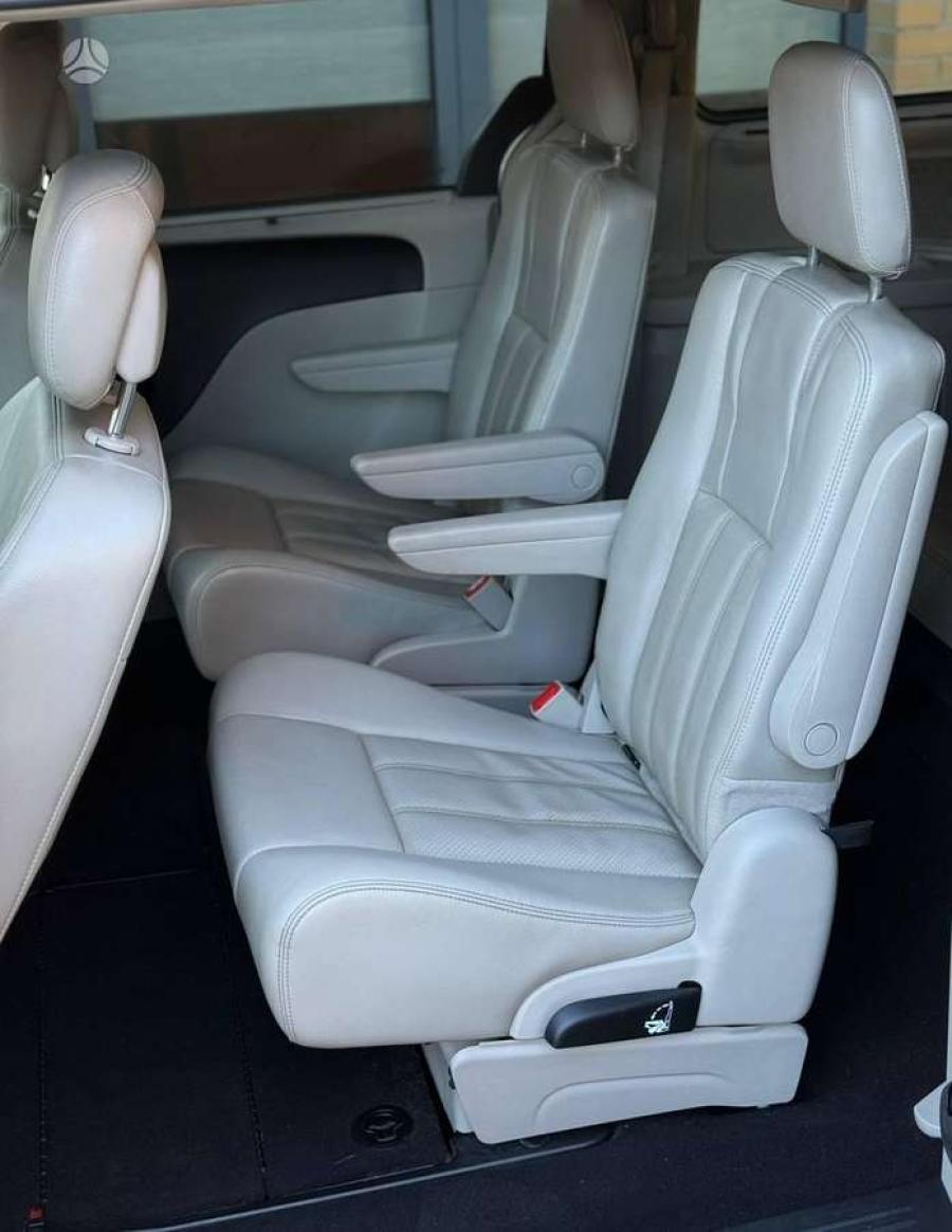 White Chrysler town-&-country 2014 in Klaipeda, with an engine capacity of 3.60 L and mileage of 255 thousand km for 8800 €, photo 31 on AUTOMOTO.COM.LV