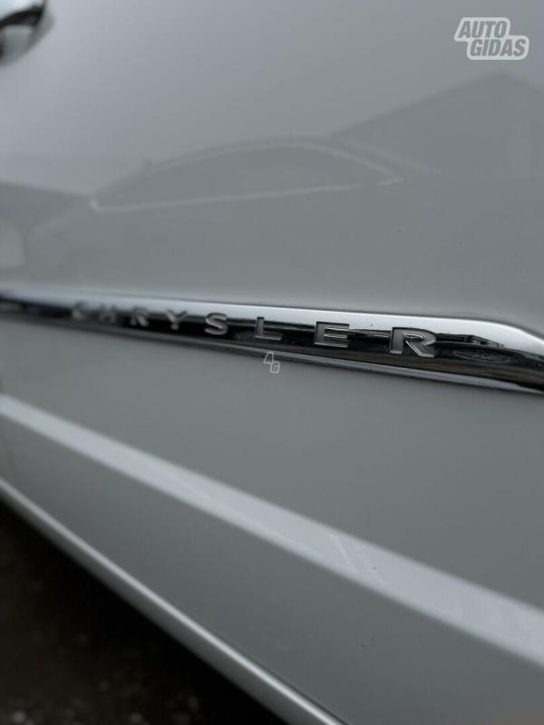 White Chrysler town-&-country 2014 in Klaipeda, with an engine capacity of 3.60 L and mileage of 147 thousand km for 8500 €, photo 5 on AUTOMOTO.COM.LV