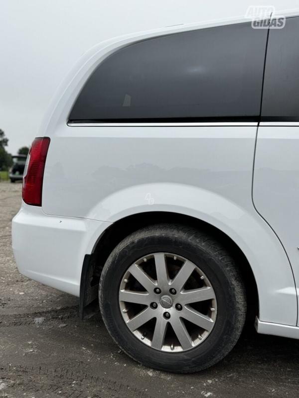 White Chrysler town-&-country 2014 in Klaipeda, with an engine capacity of 3.60 L and mileage of 147 thousand km for 8500 €, photo 9 on AUTOMOTO.COM.LV