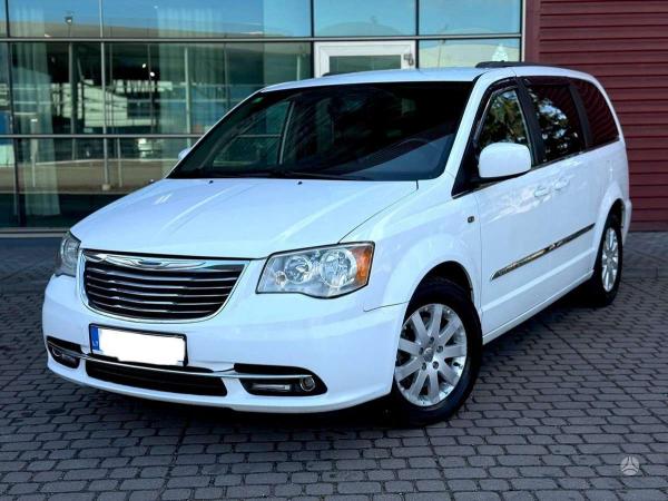 White Chrysler town-&-country 2014 in Klaipeda, with an engine capacity of 3.60 L and mileage of 248 thousand km for 7850 €, photo 1 on AUTOMOTO.COM.LV