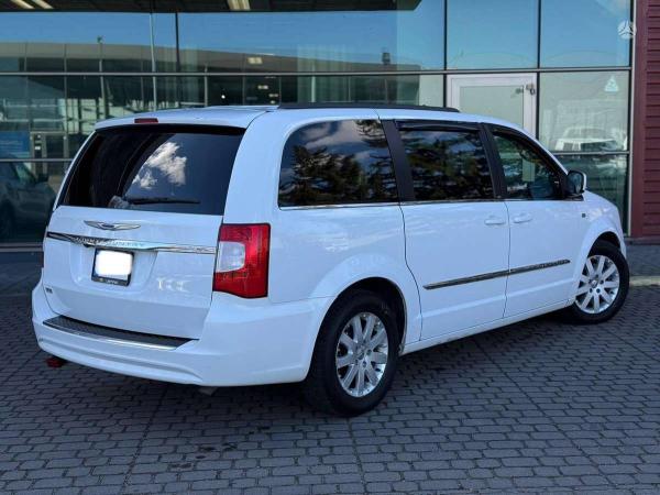 White Chrysler town-&-country 2014 in Klaipeda, with an engine capacity of 3.60 L and mileage of 248 thousand km for 7850 €, photo 9 on AUTOMOTO.COM.LV