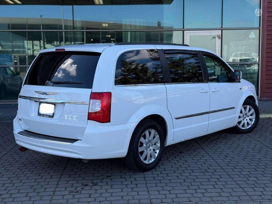 White Chrysler town-&-country 2014 in Klaipeda, with an engine capacity of 3.60 L and mileage of 248 thousand km for 7850 €, photo 10 on AUTOMOTO.COM.LV