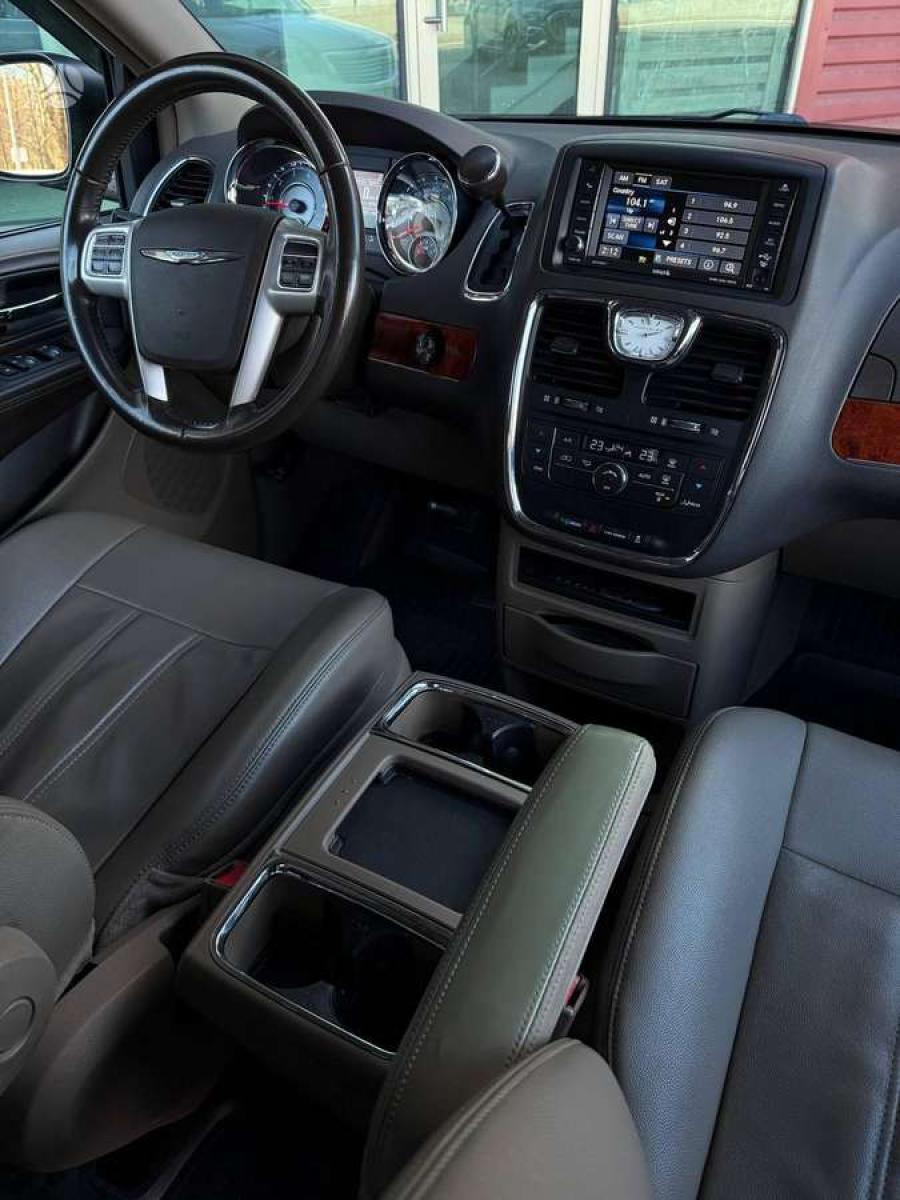 White Chrysler town-&-country 2014 in Klaipeda, with an engine capacity of 3.60 L and mileage of 248 thousand km for 7850 €, photo 14 on AUTOMOTO.COM.LV