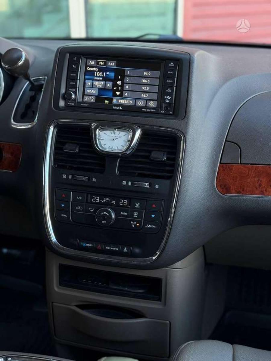 White Chrysler town-&-country 2014 in Klaipeda, with an engine capacity of 3.60 L and mileage of 248 thousand km for 7850 €, photo 15 on AUTOMOTO.COM.LV