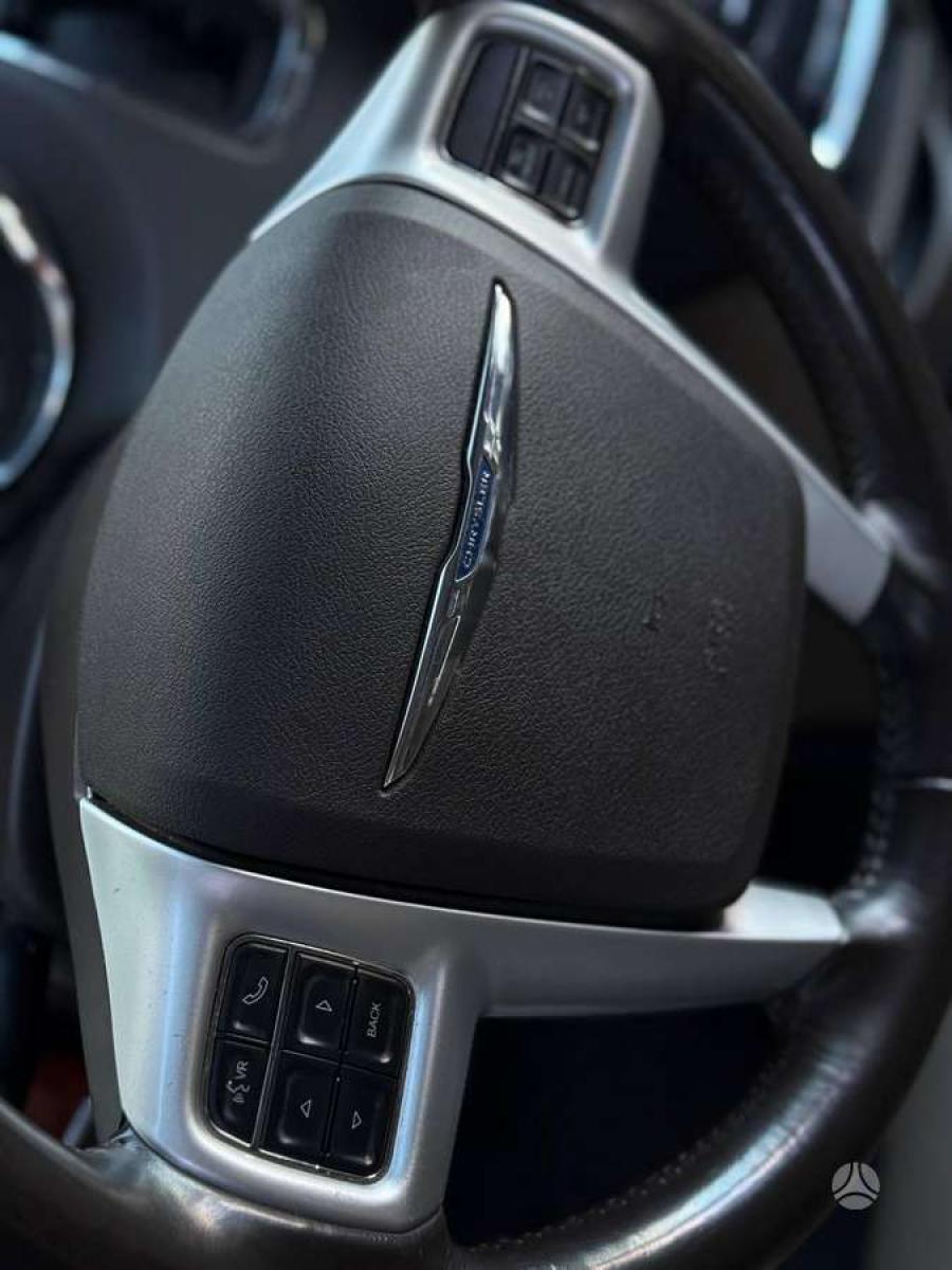 White Chrysler town-&-country 2014 in Klaipeda, with an engine capacity of 3.60 L and mileage of 248 thousand km for 7850 €, photo 17 on AUTOMOTO.COM.LV
