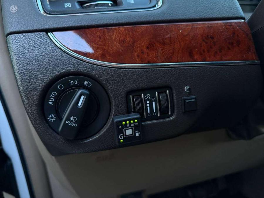 White Chrysler town-&-country 2014 in Klaipeda, with an engine capacity of 3.60 L and mileage of 248 thousand km for 7850 €, photo 18 on AUTOMOTO.COM.LV