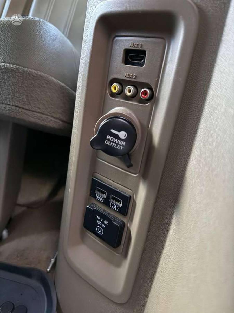 White Chrysler town-&-country 2014 in Klaipeda, with an engine capacity of 3.60 L and mileage of 248 thousand km for 7850 €, photo 23 on AUTOMOTO.COM.LV