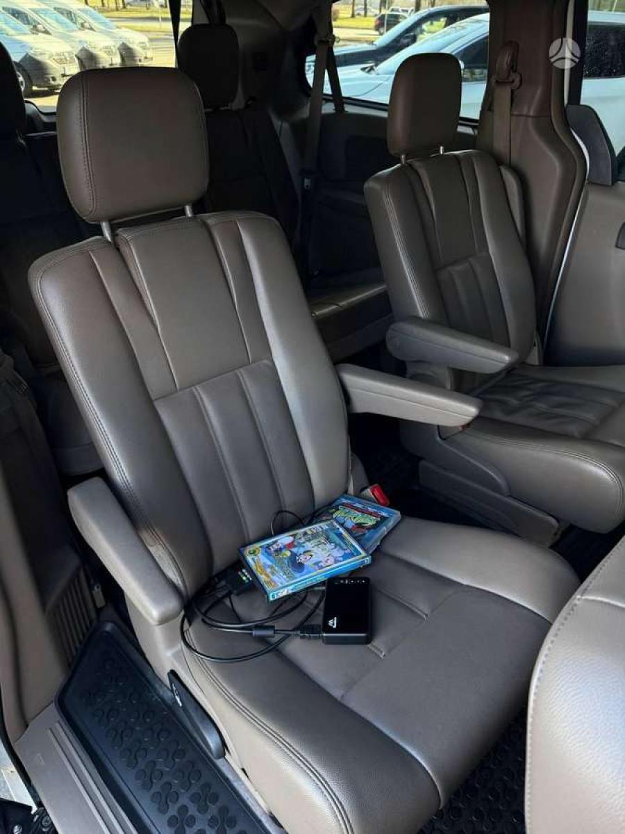 White Chrysler town-&-country 2014 in Klaipeda, with an engine capacity of 3.60 L and mileage of 248 thousand km for 7850 €, photo 26 on AUTOMOTO.COM.LV