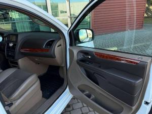 White Chrysler town-&-country 2014 in Klaipeda, with an engine capacity of 3.60 L and mileage of 248 thousand km for 7850 €, photo 28 on AUTOMOTO.COM.LV