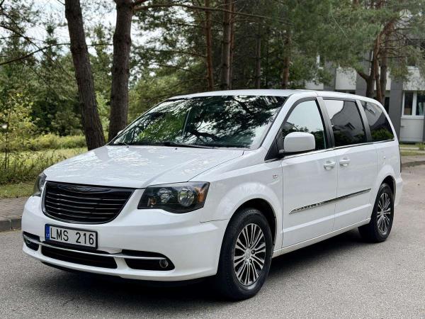 Balts Chrysler town-&-country 2014 Viļņa, ar dzinēja tilpumu 3.60 L un nobraukumu 379 tūkst. km par 5800 €, foto 1 vietnē AUTOMOTO.COM.LV