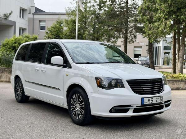 Balts Chrysler town-&-country 2014 Viļņa, ar dzinēja tilpumu 3.60 L un nobraukumu 379 tūkst. km par 5800 €, foto 3 vietnē AUTOMOTO.COM.LV