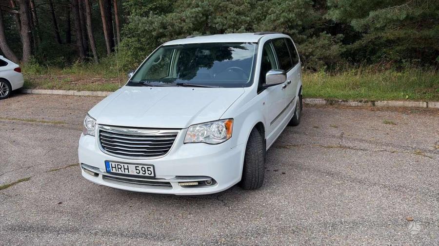 Balts Chrysler town-&-country 2014 Viļņa, ar dzinēja tilpumu 3.61 L un nobraukumu 147 tūkst. km par 7800 €, foto 3 vietnē AUTOMOTO.COM.LV