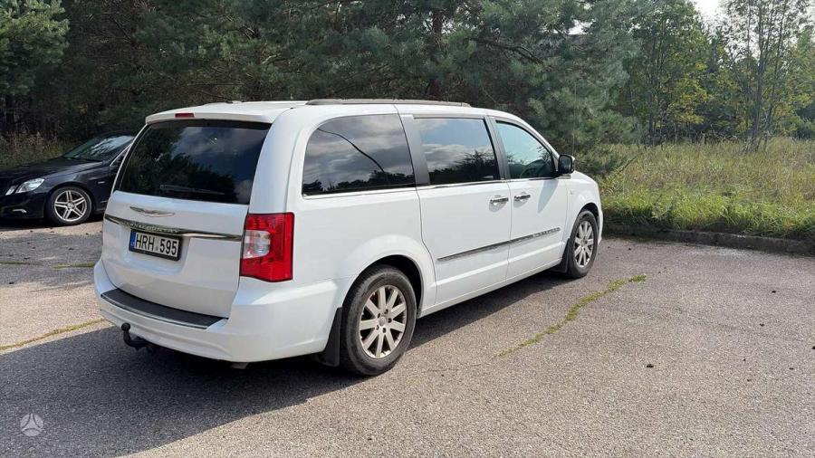 Balts Chrysler town-&-country 2014 Viļņa, ar dzinēja tilpumu 3.61 L un nobraukumu 147 tūkst. km par 7800 €, foto 5 vietnē AUTOMOTO.COM.LV