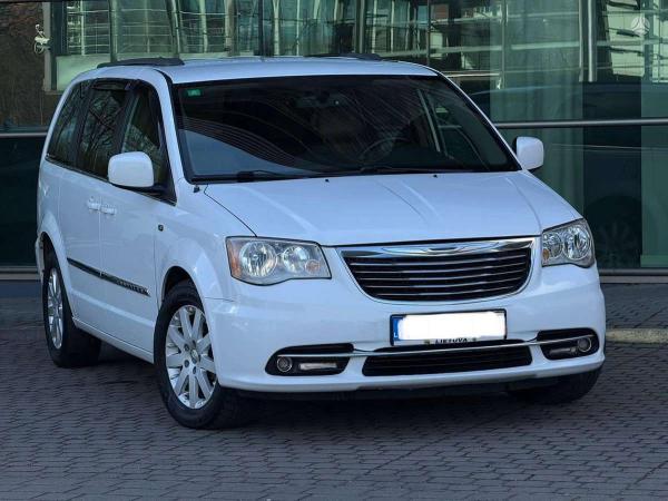 White Chrysler town-&-country 2014 in Klaipeda, with an engine capacity of 3.60 L and mileage of 248 thousand km for 7700 €, photo 7 on AUTOMOTO.COM.LV