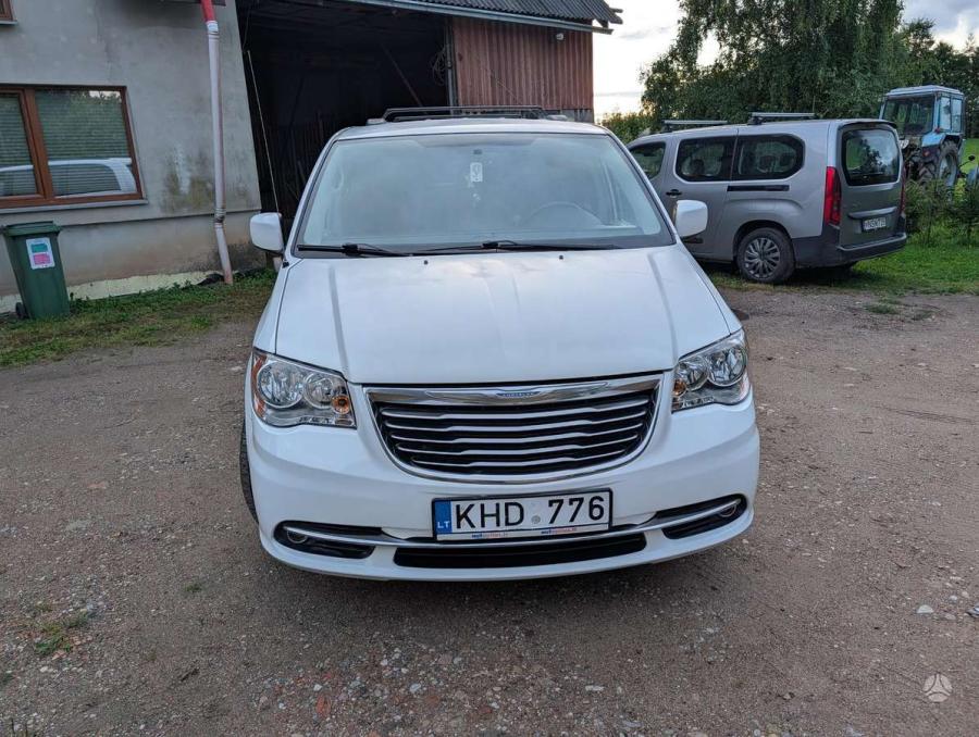Balts Chrysler town-&-country 2014 Kauņa, ar dzinēja tilpumu 3.60 L un nobraukumu 263 tūkst. km par 6000 €, foto 3 vietnē AUTOMOTO.COM.LV