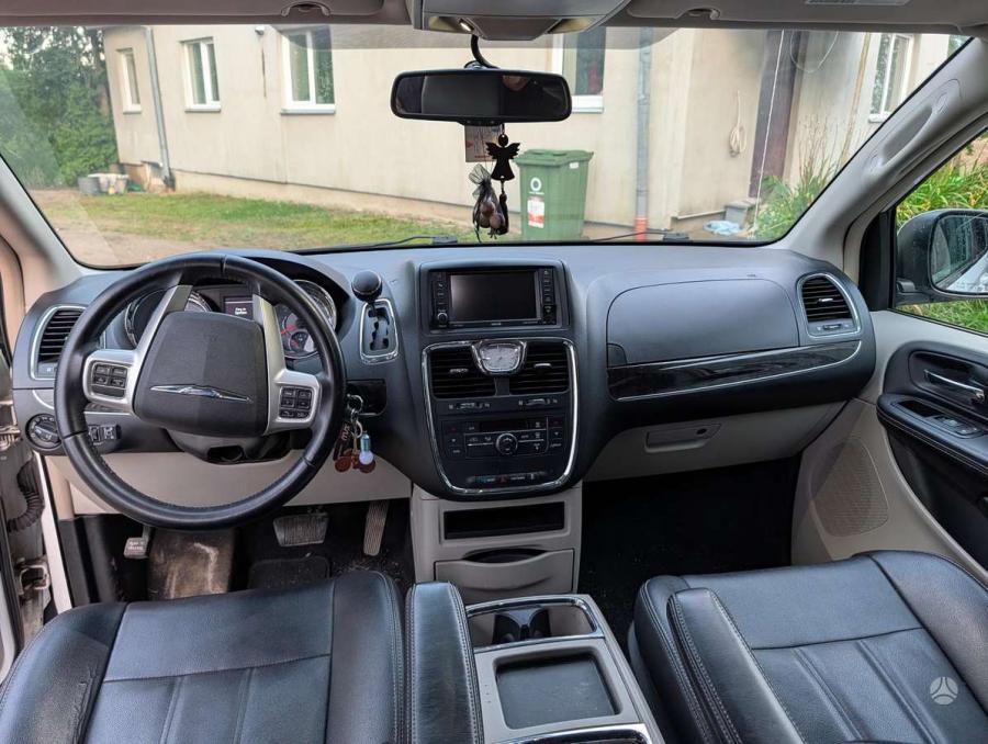 Balts Chrysler town-&-country 2014 Kauņa, ar dzinēja tilpumu 3.60 L un nobraukumu 263 tūkst. km par 6000 €, foto 5 vietnē AUTOMOTO.COM.LV