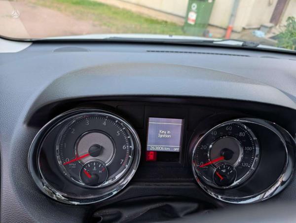 Chrysler town-&-country 2014 Kauņa vietnē Balts Chrysler town-&-country 2014 Kauņa, ar dzinēja tilpumu 3.60 L un nobraukumu 263 tūkst. km par 6000 €, foto 7 vietnē AUTOMOTO.COM.LV