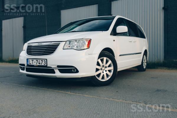 White Chrysler town-&-country 2014 in Ogre, with an engine capacity of 3.60 L and mileage of 267 thousand km for 7500 €, photo 1 on AUTOMOTO.COM.LV