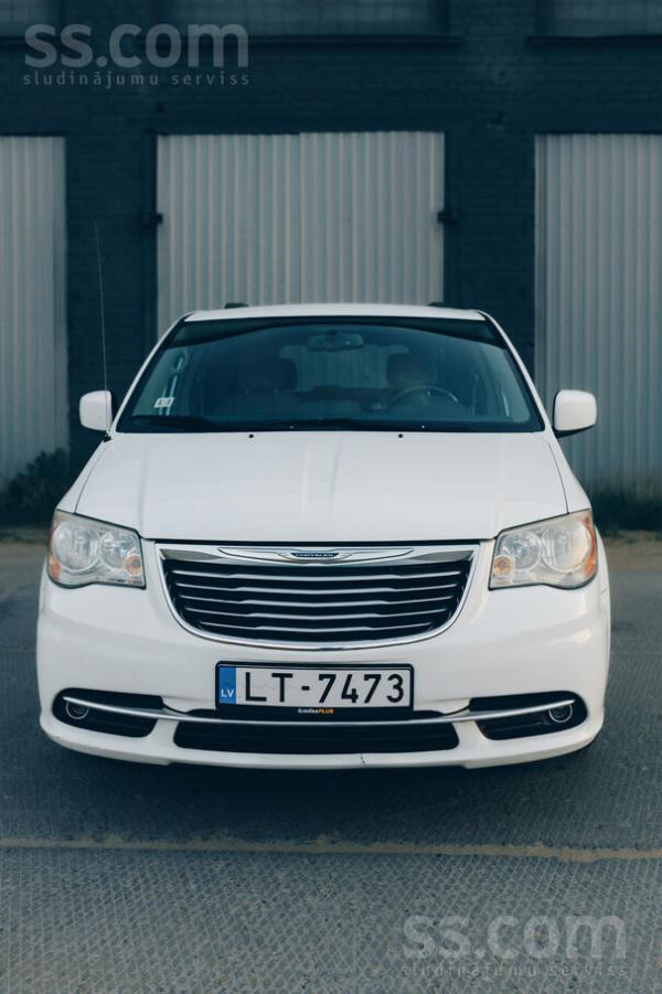 White Chrysler town-&-country 2014 in Ogre, with an engine capacity of 3.60 L and mileage of 267 thousand km for 7500 €, photo 3 on AUTOMOTO.COM.LV