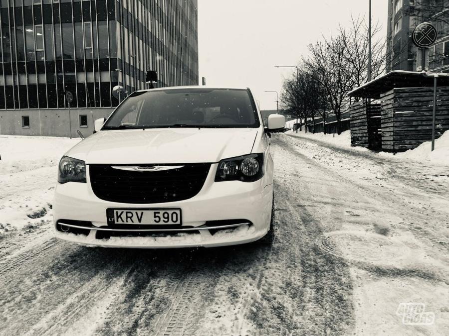 White Chrysler town-&-country 2015 in Vilnius, with an engine capacity of 3.60 L and mileage of 197 thousand km for 9200 €, photo 1 on AUTOMOTO.COM.LV