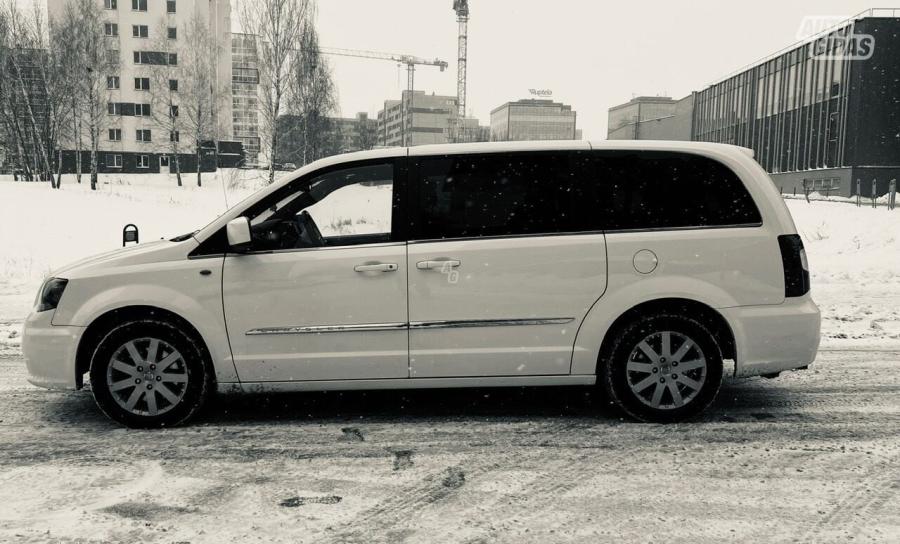 White Chrysler town-&-country 2015 in Vilnius, with an engine capacity of 3.60 L and mileage of 197 thousand km for 9200 €, photo 3 on AUTOMOTO.COM.LV