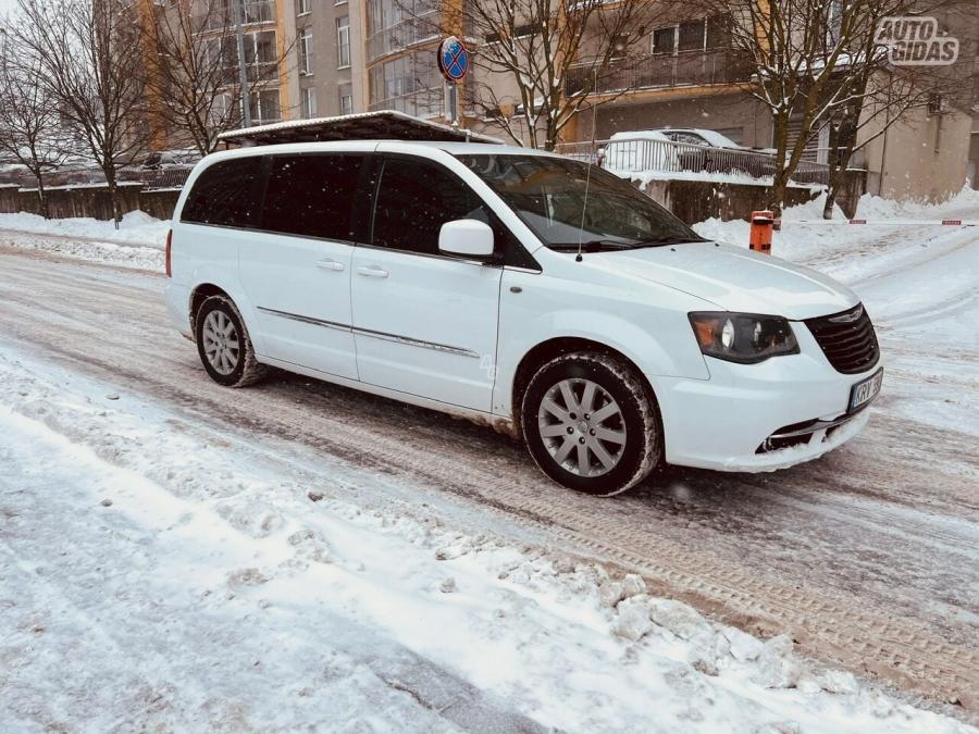 White Chrysler town-&-country 2015 in Vilnius, with an engine capacity of 3.60 L and mileage of 197 thousand km for 9200 €, photo 4 on AUTOMOTO.COM.LV