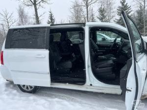 White Chrysler town-&-country 2015 in Vilnius, with an engine capacity of 3.60 L and mileage of 197 thousand km for 9200 €, photo 7 on AUTOMOTO.COM.LV