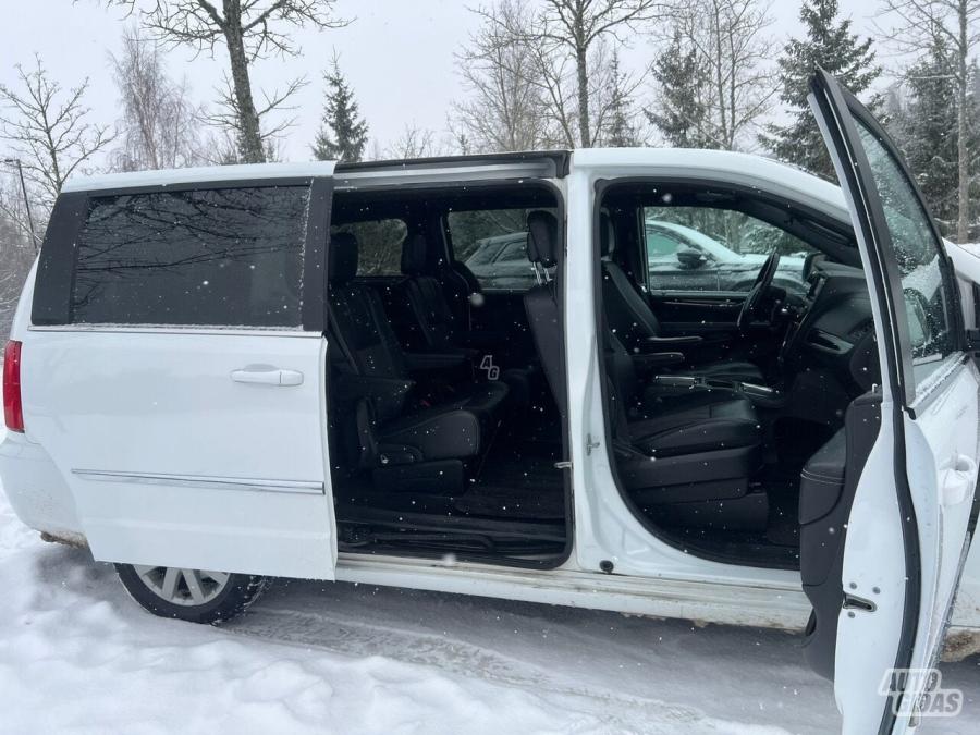 White Chrysler town-&-country 2015 in Vilnius, with an engine capacity of 3.60 L and mileage of 197 thousand km for 9200 €, photo 7 on AUTOMOTO.COM.LV